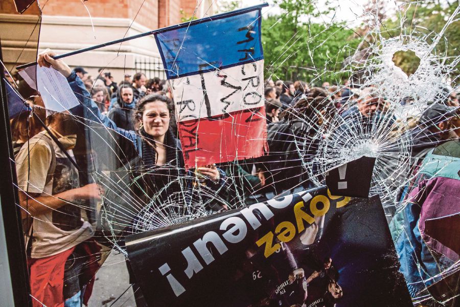 Police clash with Masked Black Bloc anarchists in Paris | Cosmos Chronicle