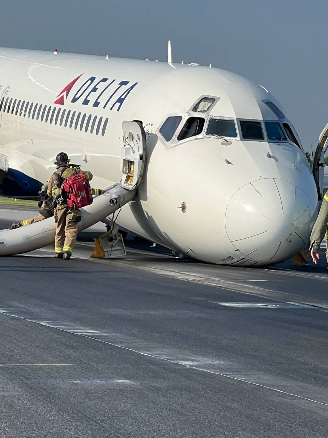 Delta Boeing 717 successfully landed without front landing gear ...