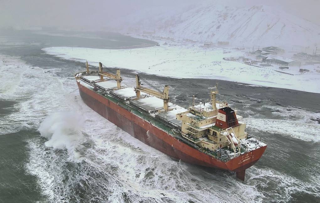 Chinese Bulk Carrier runs aground in Northern Russia after storm ...